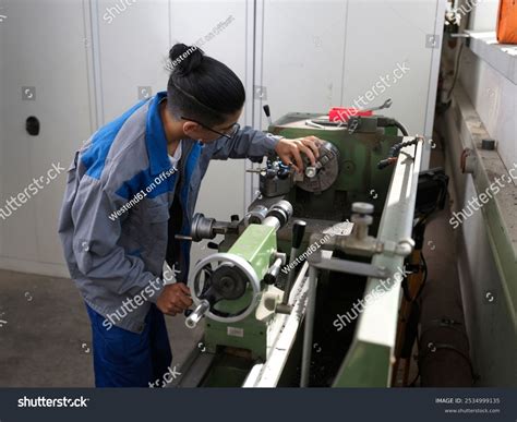 58 210 Lathe Machine Images Stock Photos And Vectors Shutterstock