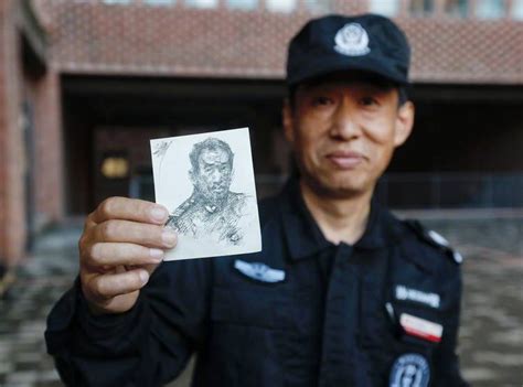 川美保安大叔上演现实版我的未来不是梦千张小纸画栩栩如生 吕跃