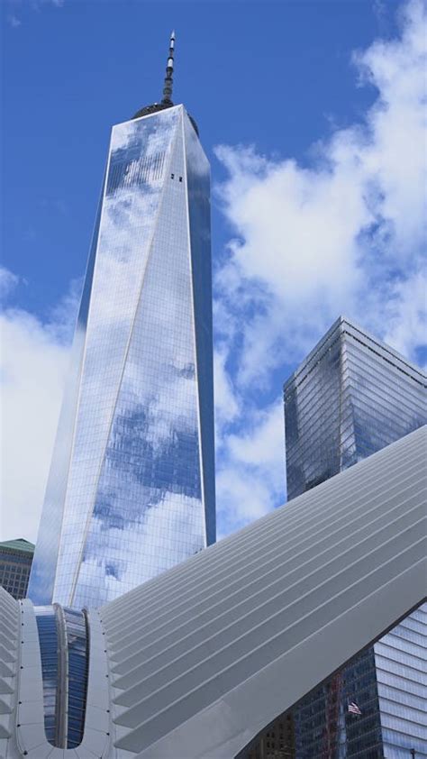 有关地標 垂直拍摄 城市 塔 天空 天際線 市容 建築 建造 往上走 摩天大樓 故事 旅行 玻璃 現代 現代的