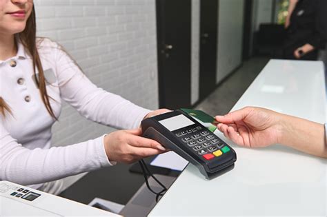 고객의 손은 신용 카드 및 Nfc 기술로 지불하고 리셉션 데스크에서 관리자가 보유한 리더에 핀 코드를 입력합니다 2명에 대한