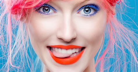 Фото Девушка показывает язык