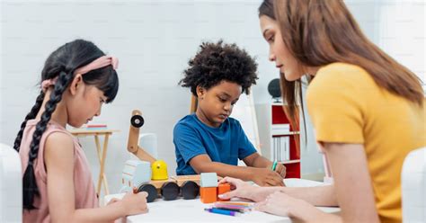 Asiatique Belle Jeune Femme Enseignante Enseignant Une Leçon à Un Enfant à Lécole Des Femmes