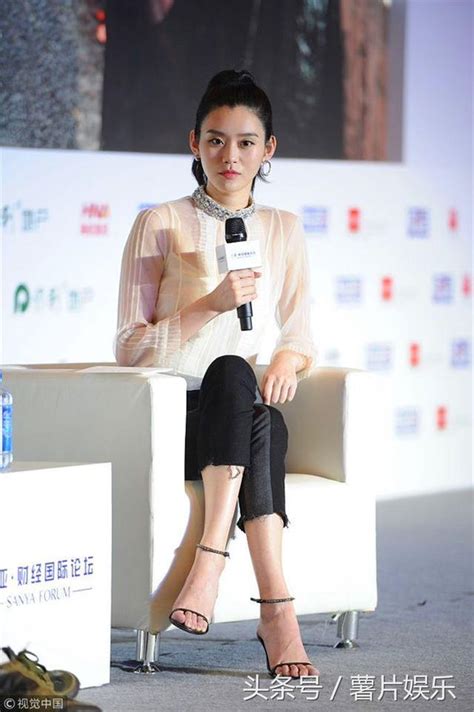 超模奚夢瑤摔倒風波後現身三亞財富論壇，一雙美腿無處安放 每日頭條
