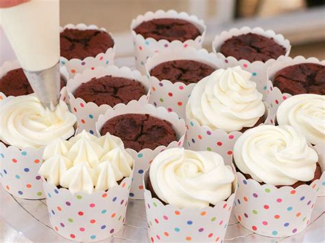 Усього три простих продукти рецепт найніжнішого крему для торта — 5 хвилин і готово