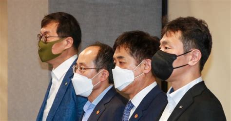 고환율 습격에 경제·금융 수장 한 달 만에 뭉친다