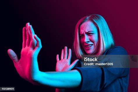 생각해 볼게요 분홍색 배경에 대 한 선택을 사려 깊은 표정으로 의심 스러운 처벌 여자 감정에 대한 스톡 사진 및 기타 이미지 감정 개념 개념과 주제 Istock