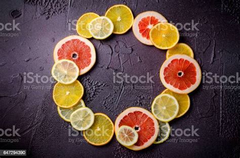 감귤 류의 과일 레몬 오렌지 자 몽 어두운 바탕에 원형 모양에서의 조각 감귤에 대한 스톡 사진 및 기타 이미지 감귤 감귤류 과일 개념 Istock