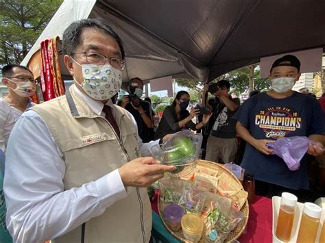 謝龍介控「發市場券賄選」黃偉哲今照跑市集發購物金