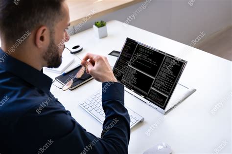 Programmer Or Coder At Office Desk 이미지 1442731852 게티이미지뱅크