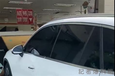 影／賓士失控衝進超商！大門全毀引民眾圍觀 網友酸：請排隊結帳