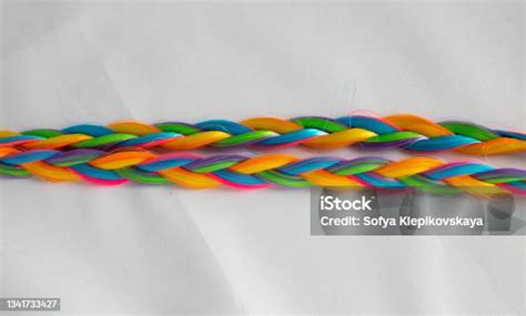 색깔의 인공 가닥머리 흰색 배경에 밝은 여러 가지 빛깔의 머리띠 아름다운 추상적 배경 직조용 재료 다중 색상에 대한 스톡 사진 및 기타 이미지 Istock