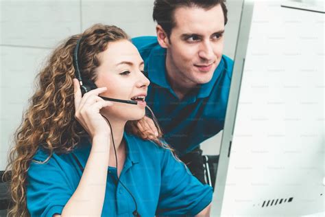 원격 고객 또는 동료를 지원하기 위해 사무실에서 일하는 헤드셋을 착용한 비즈니스 사람들 콜센터 텔레마케팅 고객 지원