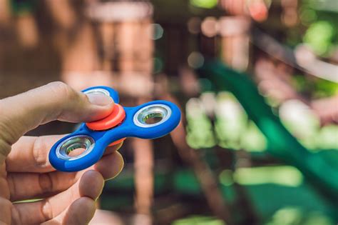 피 젯 회전자 노는 소년 어린이 놀이터에 회전자를 회전 배경을 흐리게 근거리 초점에 대한 스톡 사진 및 기타 이미지 근거리 초점 내구성 놀기 Istock