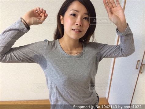 脇汗の女の写真・画像素材 Snapmart（スナップマート）
