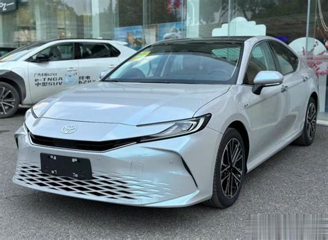前脸与国产版有所差异，全新美版丰田凯美瑞le车型实车图发布