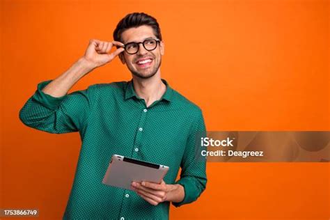 꿈꾸는 사려 깊은 남자의 사진 녹색 셔츠 타이핑 현대 가제트 찾고 빈 공간 고립 된 주황색 배경 25 29세에 대한 스톡 사진 및 기타 이미지 Istock