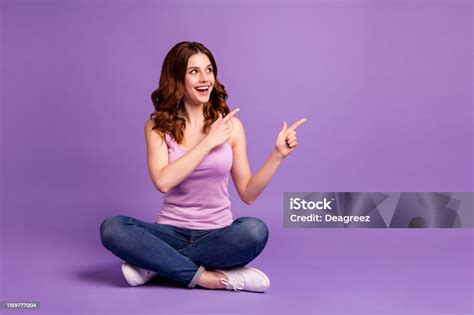 매력적인 귀여운 재미 프로모터의 초상화가 광고 선택 결정 비명 소리 정보 표시 옷을 입고 현대 의류 고립 된 단일 보라색 보라색