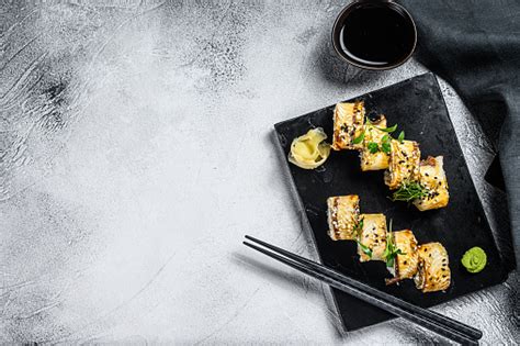 스시 롤 훈제 장어와 오이를 곁들인 마키 초밥 회색 배경 맨 위 보기입니다 복사 공간 0명에 대한 스톡 사진 및 기타 이미지 Istock