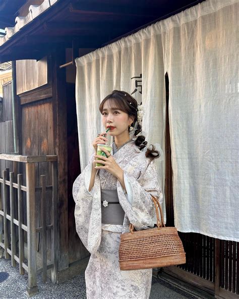 京都着物レンタル 梨花和服 着物で小慣れた写真を撮るには💭 ⁡ ⁡ ポーズに困ったら顔周りにアイテムを持ってくると可愛い🥹🤍 ⁡ 食べ物