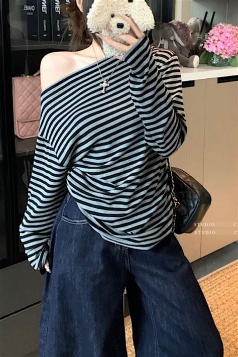 핑크프릴 시나 스트라이프 경사 오프숄더 긴팔 루즈핏 티셔츠