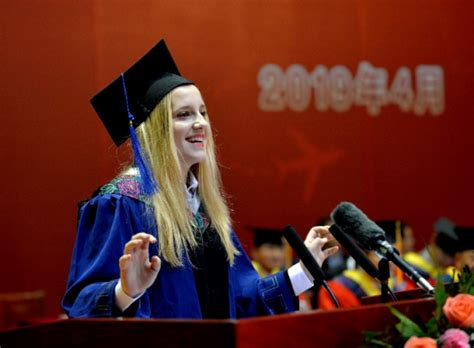 我校优秀毕业生瑞丽•隆吉荣获“钱江友谊使者” 国际教育学院