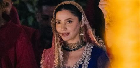 Viral Mahira Khan Takes To Dance Floor On Her Mehendi Night