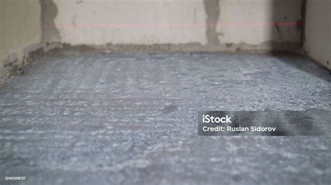 롤러를 들고 있는 남자의 손은 콘크리트 바닥에 프라이머를 놓는다 콘크리트 바닥용 프라이머 0명에 대한 스톡 사진 및 기타 이미지 0명 Final Round 개선