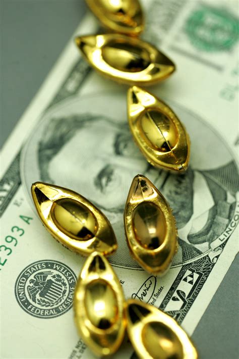 国际金价高位跳水，沪金期货涨幅回吐，多头撤退了吗？