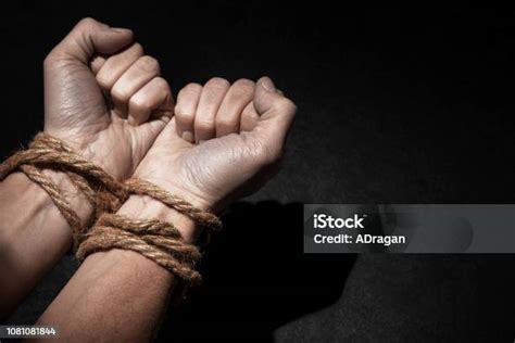 검은 바탕에 밧줄으로 묶인 손 가진 남자 노예 또는 죄수의 개념입니다 텍스트에 대 한 공간을 복사 합니다 Modern Slavery에 대한 스톡 사진 및 기타 이미지
