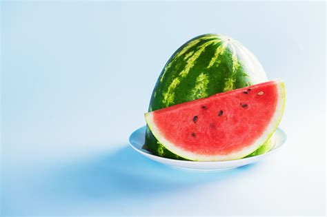 파스텔 블루 배경에 접시에 수박 반과 수박 Aer의 조각 건강한 여름 간식 컨셉 0명에 대한 스톡 사진 및 기타 이미지 0명