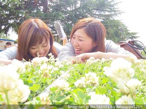テーブルに座っている女性の写真・画像素材 Snapmart（スナップマート）
