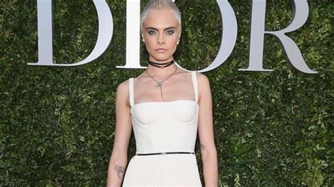 Foto Gaya Keren Cara Delevigne Di Paris