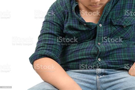 과체중아동 흰색 배경에 고립 된 뚱뚱한 뚱뚱한 소년 과체중 흰색 배경에 대한 스톡 사진 및 기타 이미지 흰색 배경 과체중