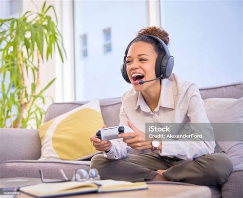 게임 콘솔 헤드폰 및 비디오 게임 경쟁 도전 및 가정 학습 휴식에서 우승하는 흑인 여성 게이머 사람 미국 학생 또는 스트리머가 소파에서 온라인 전투에서 가상 커뮤니케이션을