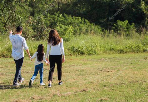 Feliz Asiático joven familia padre madre e hijo niña divirtiéndose y disfrutando al aire libre
