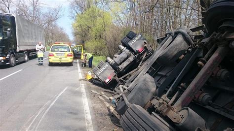 Wypadek pod Nysą Tir wpadł do rowu ZDJĘCIA Nowa Trybuna Opolska