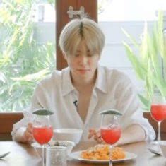 J10 윤 on Twitter 하 ㅅㅂ 근데 정재현 도영이랑 정우 컵에는 뚜껑 만들어서 데코해줬으면서 지 컵에는 암것도