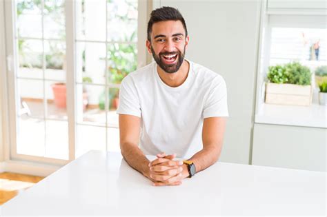 잘생긴 남자는 치아를 보여주는 얼굴에 큰 미소와 함께 쾌활한 미소 긍정적이고 행복한 표정 건강한 생활방식에 대한 스톡 사진 및 기타 이미지 건강한 생활방식 긍정적인