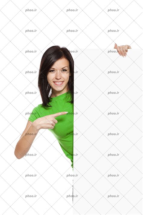 عکس زن شاد با تی شرت سبز در حال اشاره کردن به بنر سفید خالی عکس با