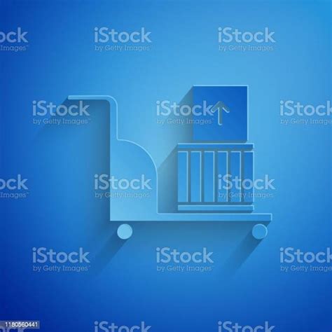 종이 는 파란색 배경에 고립 된 전기 손 트럭과 상자 아이콘을 잘라 돌리 기호입니다 종이 아트 스타일입니다 벡터 일러스트레이션 배달에 대한 스톡 벡터 아트 및 기타 이미지