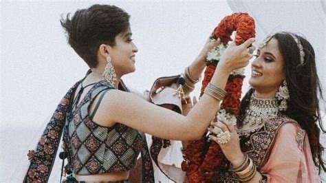 Lesbian Couple শিক্ষিকার প্রেমে হাবুডুবু খাচ্ছে ছাত্রীপালিয়ে