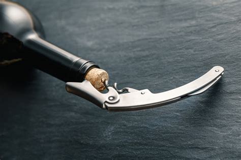 검은 슬레이트 배경에 와인 병 목의 코르크에 스테인레스 와인 코르크 나사 0명에 대한 스톡 사진 및 기타 이미지 0명 개념