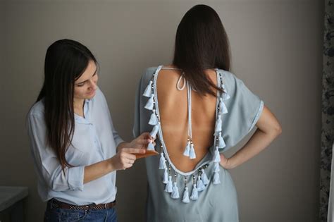 Dos Amigas De Cabello Largo Se Prueban Un Vestido Y Evalúan La Calidad