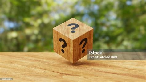 나무 테이블 배경에 물음표가 있는 나무 큐브 Faq 자주 묻는 질문 답변 Q 및 A 정보 통신 및 심문 개념 3d 그림 물음표에