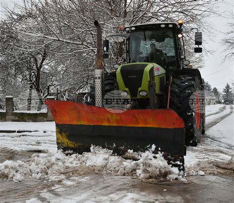 Четири машини за снегопочистване са в готовност за зимно поддържане в Сливен Утро
