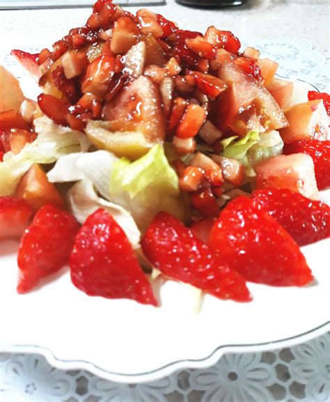 봄입맛을 잡은 새콤 달콤 딸기 샐러드