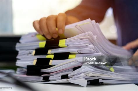 종이 파일의 문서를 스택 지저분한 관료에서 일하고 사무실에 정보를 검색 사업가 손 회계 예산 보고서 파일 바쁜 과로에 서류의 미완성 배열 계약서에 대한 스톡 사진 및 기타