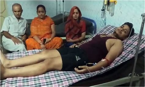 अजब गजब जिधर जाता है युवक वहीँ सांप आकर काट जाता है मौसी के घर गया तो वहां भी पहुंच गया