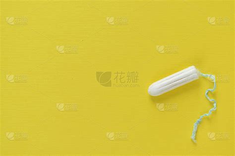 一个妇女的卫生棉条。月经时间。卫生和安全。
