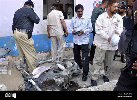Karachi 3rd Sep 2014 Policemen Inspect The Blast Site In Southern